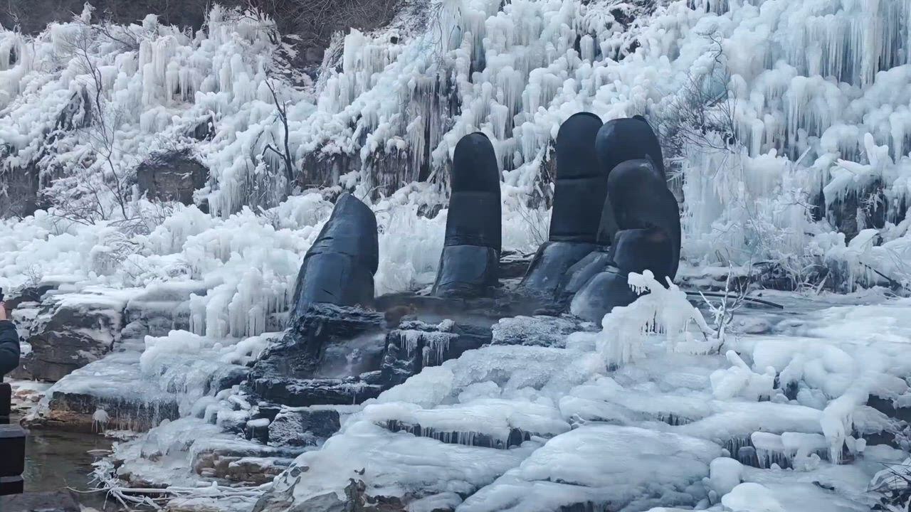 China: Chinese monkeys enjoy warm hot spring while snow surrounds them ...