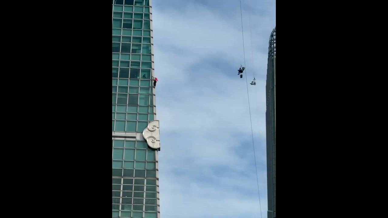 Taiwan: American Climber Alex Honnold Scales Taipei 101 Without Safety ...