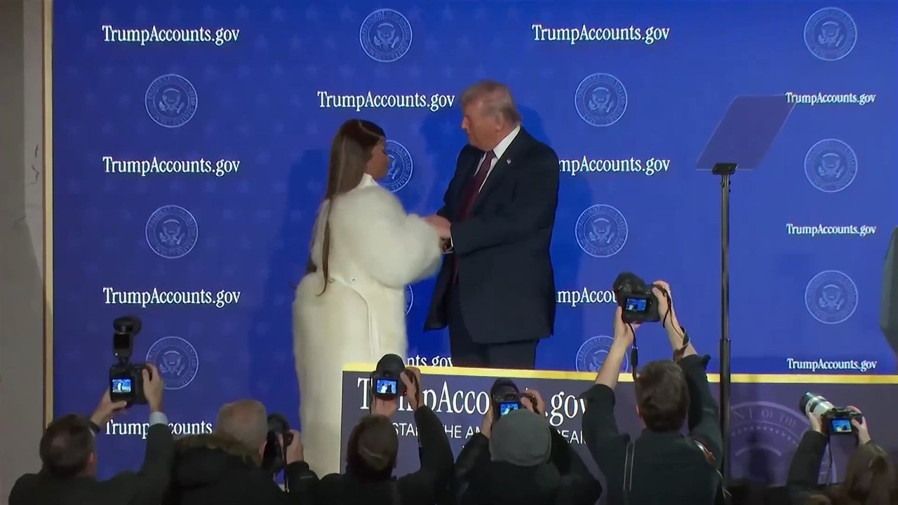 “Awkward Kiss and Big Praise: Nicki Minaj Joins Trump on Stage - Vídeo ...