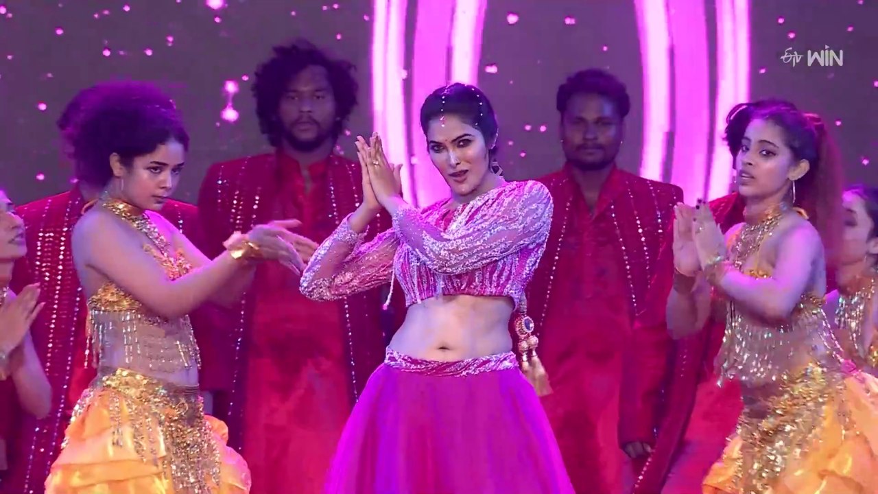 Divi_Vadthya_Milky_Navel_Seductive_Item_Dance - video Dailymotion