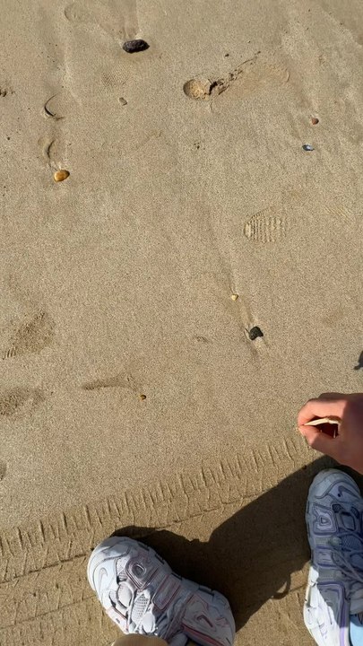 Hand writing in the sand of the beach - Vidéo Dailymotion