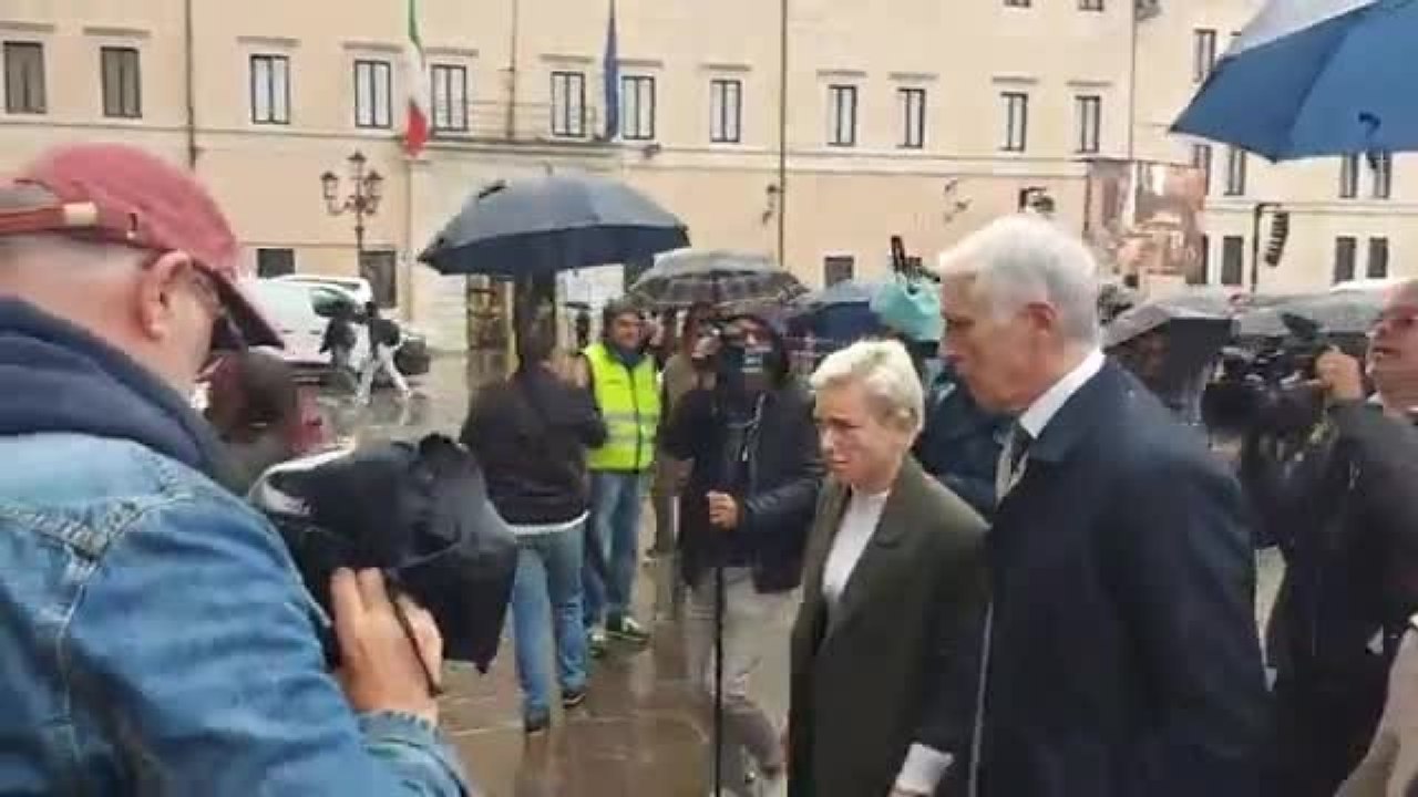 L'entrata di Bebe Vio e Giovanni Malagò in basilica per il funerale di ...