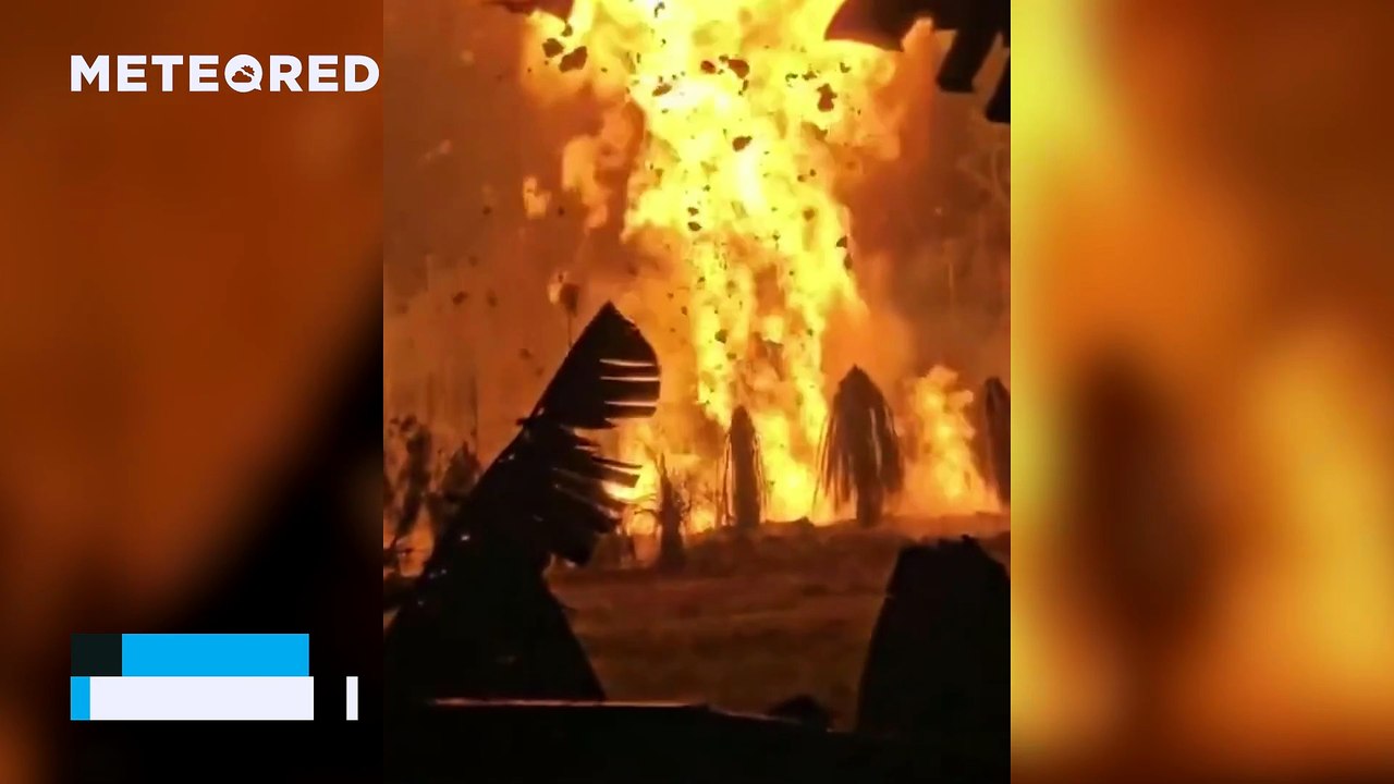 A massive gas explosion leaves flames 100 meters high in Lhoksukon ...