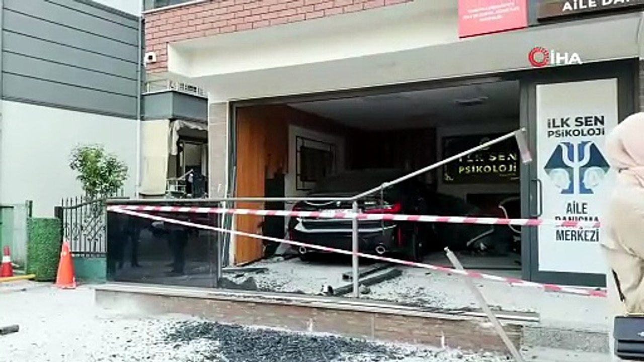 Kocaeli'nde akılalmaz kaza kamerada: Kontrolünü kaybettiği otomobille ...