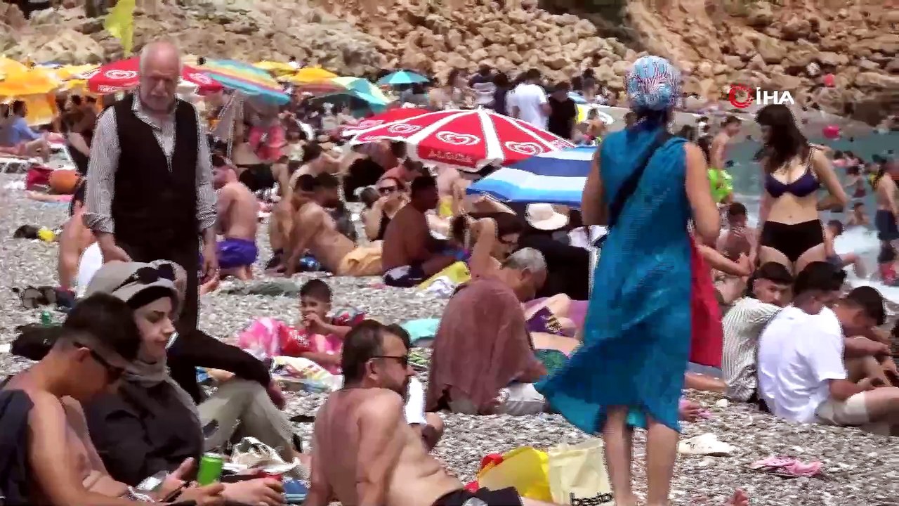 Antalya sahillerinde bayram yoğunluğu ikinci günde artarak devam etti ...