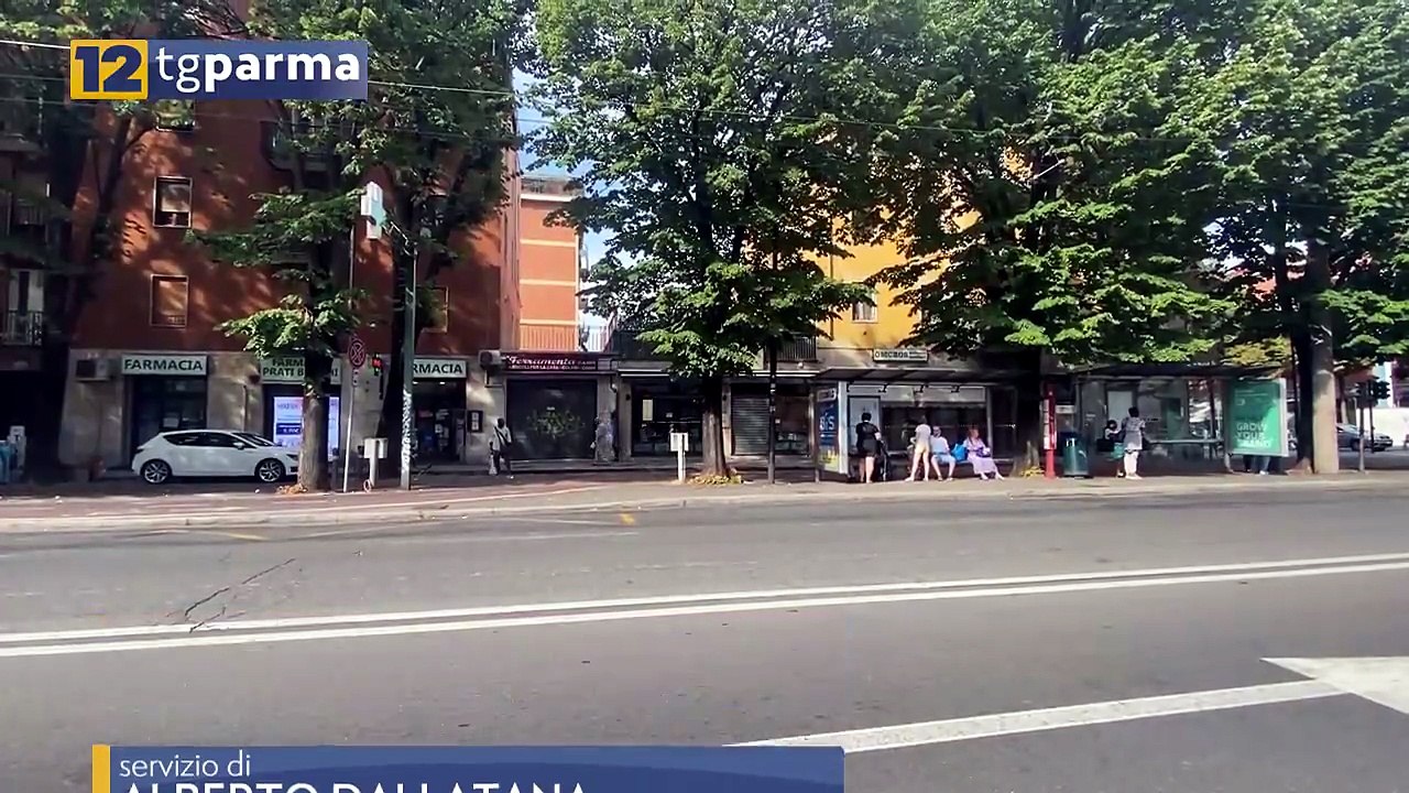 VIA GRAMSCI, MINACCIA IL PIAZZAIOLO E LUI LO COLPISCE CON UNO SGABELLO ...