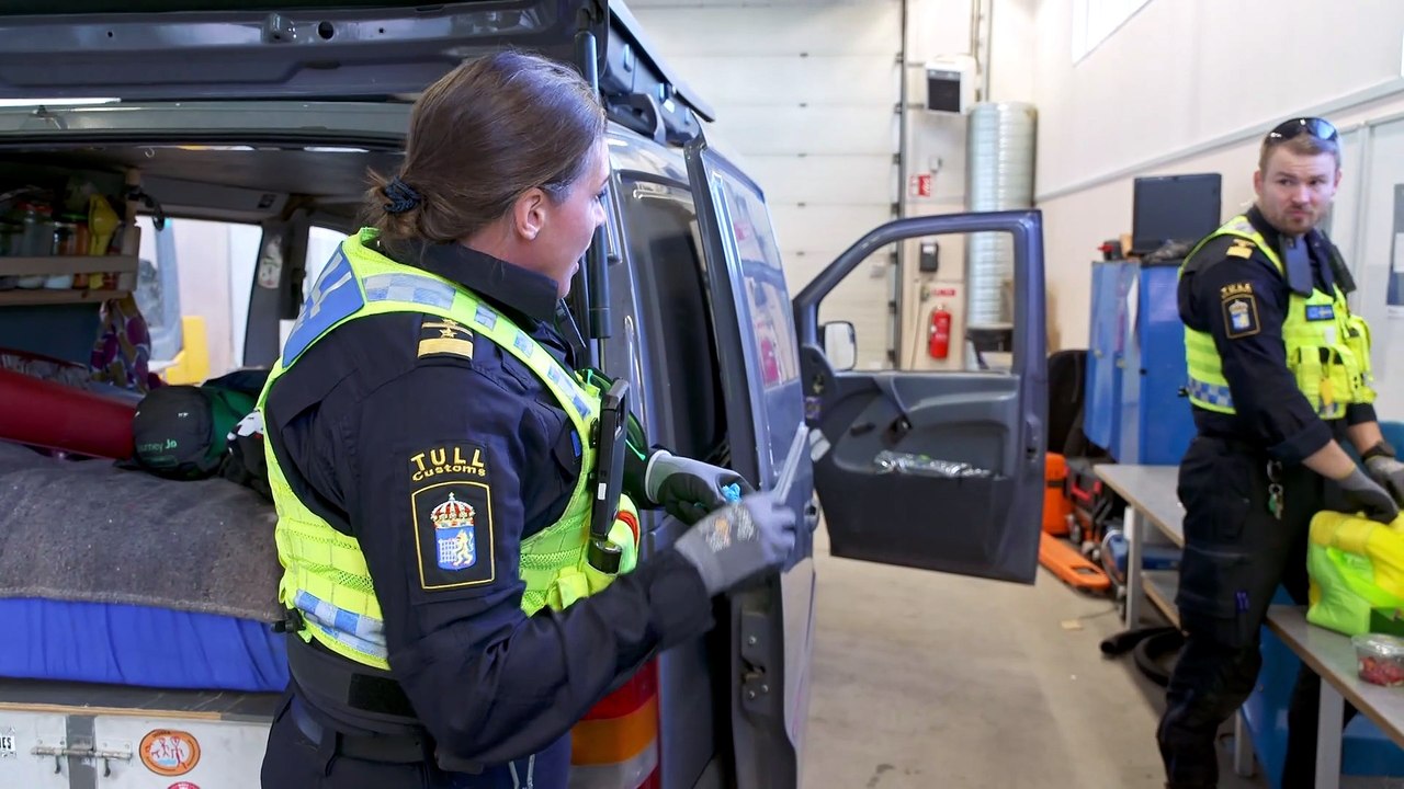 Border Control Sweden S08E05 Dog in Bad Shape - video Dailymotion