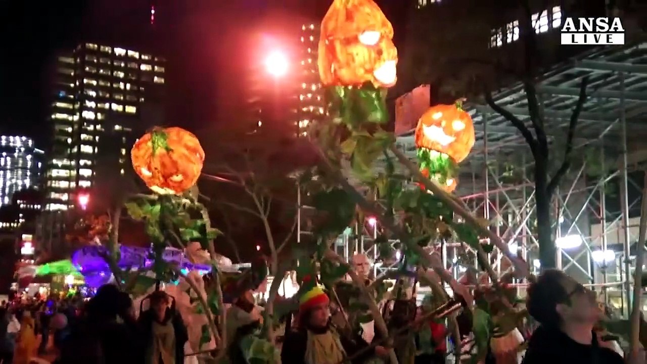 New York non cede a paura, in strada per Halloween - Video Dailymotion