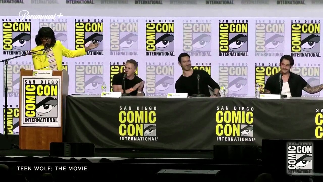 Sarah Michelle Gellar makes surprise appearance at SDCC - video Dailymotion