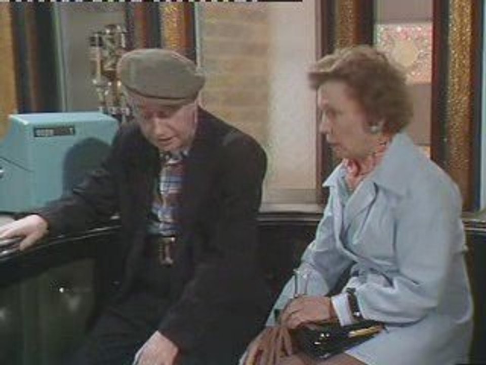 Ethel (Gretchen Franklin) in Crossroads in 1974 - video Dailymotion